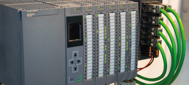 Che cos'è un PLC e cosa fa in un impianto di automazione industriale?